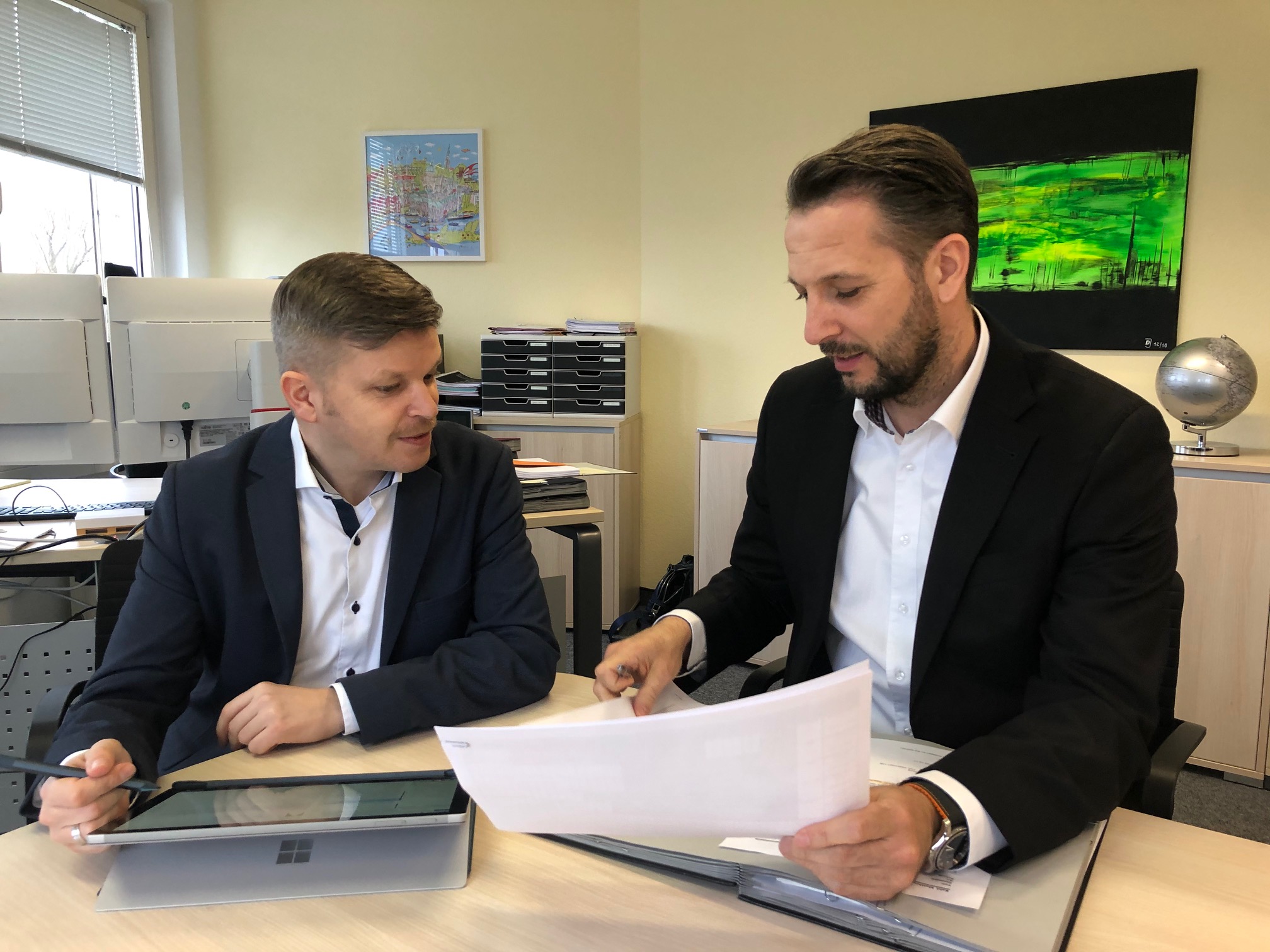 Jobcenterleiter Tim Weimer (links) und Dezernent für Arbeit und ...